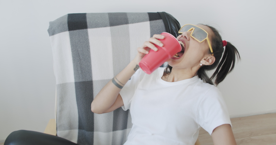 Girls Spit Stockvideo Filmmaterial 4k Und Hd Videoclips Shutterstock 