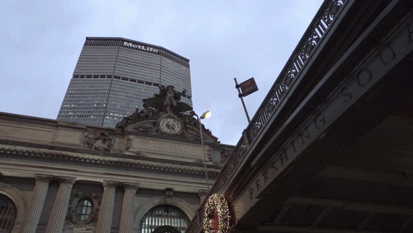 NEW YORK - DEC 15, 2015: Wreath Hanging On Grand Central Terminal ...