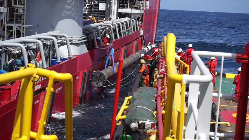 SARAWAK, MALAYSIA - JANUARY 31ST, 2017 : Lifting Of Spool Pipe By ...
