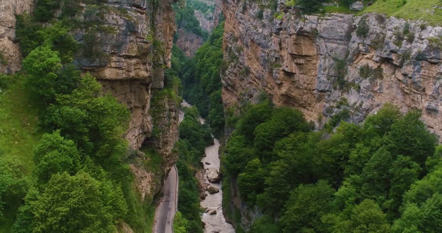 Стоковое видео «Top View Mountain Gorge Chegem» (абсолютно без ...