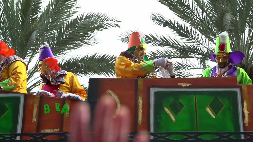 NEW ORLEANS, LA - MARCH 2 : Mardi Gras Float Throwing Beads Passing ...
