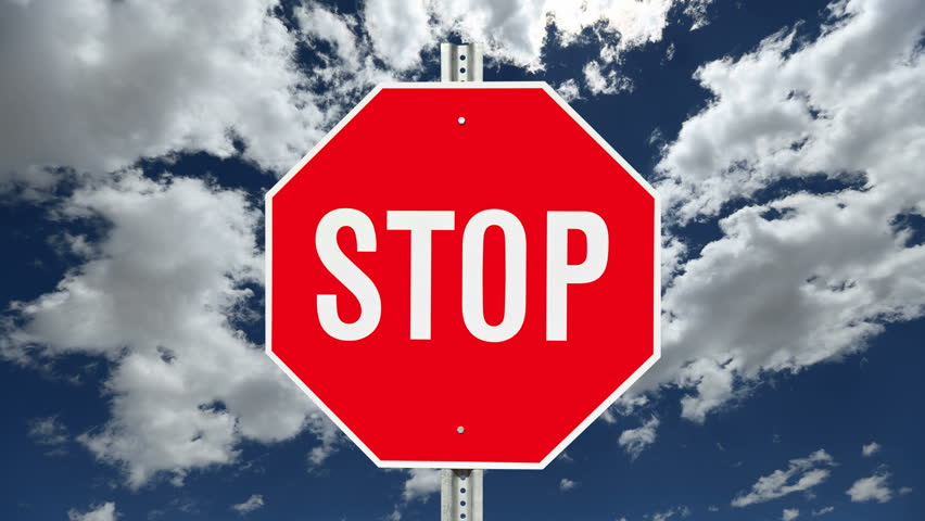 Стоковое видео «Bright Red Stop Sign with» (абсолютно без лицензионных ...