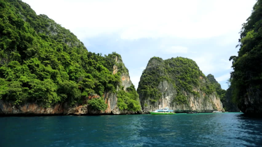 Impressive Carst Limestone Cliffs Of Ha Long Bay Vietnam, UNESCO World ...